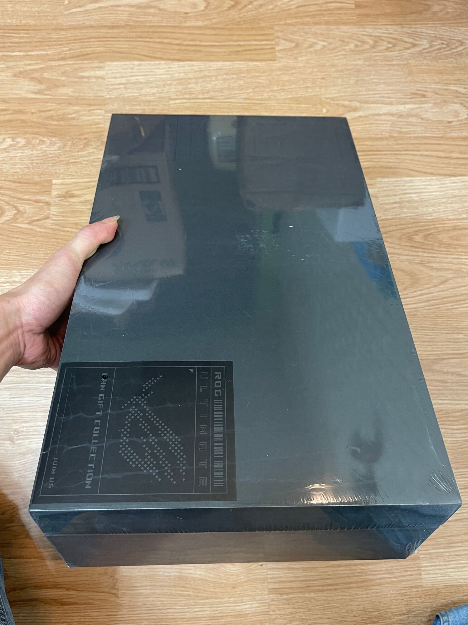 ASUS ROG ULTIMATE FAN GIFT COLLECTION